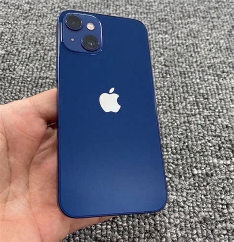 iPhone 13 mini с камерами по диагонали показали на живых фото