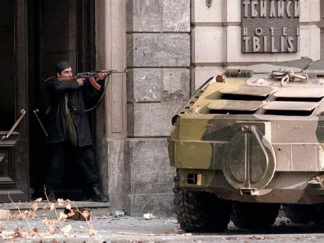 ყველაზე სასაცილო თუ სატირალი ის არის რომ რუსთაველზე ამ დღეებში შეკრებილ ახალგაზრდებს ლანძღავენ