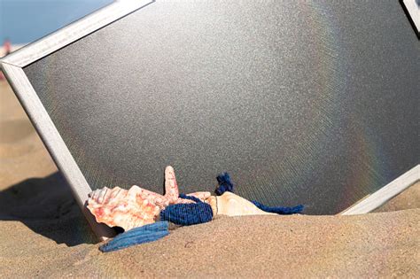 여름 배경 테이블 화창한 날에는 바다 해변의 검은 책상 근처에서 글로브 조개 비행기 및 불가사리 여름 방학 과 비즈니스 여행 개념의 공간을 복사합니다 검은색에 대한 스톡