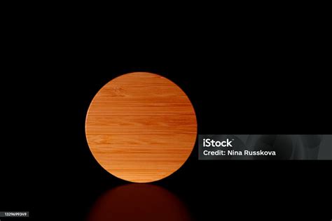 검은 배경에 반사가 있는 클로즈업 라운드 텍스처 나무 모양 키가 낮습니다 텍스트공간을 복사합니다 프리덕트 배치 룸 수평 배너 미니멀리즘어둠 속에서 슈퍼문이나 태양의 개념