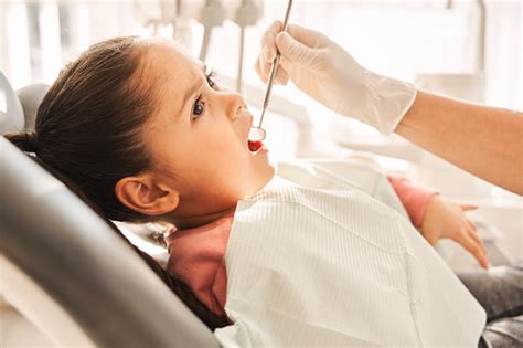 치과 의사가 그녀의 입을 검사하는 동안 안락 의자에 앉아 소녀 2명에 대한 스톡 사진 및 기타 이미지 2명 4 5세 개념 Istock