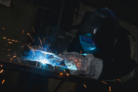 공장 내부에 용접 마스크를 가진 작업자 공장 내부의 장비 부품의 용접 공정 강철에 대한 스톡 사진 및 기타 이미지 강철