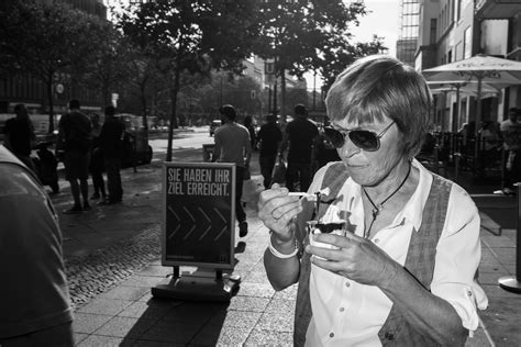 무료 이미지 검정색과 흰색 사람들 도로 거리 군중 검은 단색화 하부 구조 스냅 사진 흑백 사진 2000x1335 389440 무료 이미지