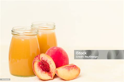 유리에 있는 복숭아 스무디 노란 파스텔 배경에 신선한 익은 과일과 항아리 0명에 대한 스톡 사진 및 기타 이미지 0명 건강한 생활방식 건강한 식생활 Istock