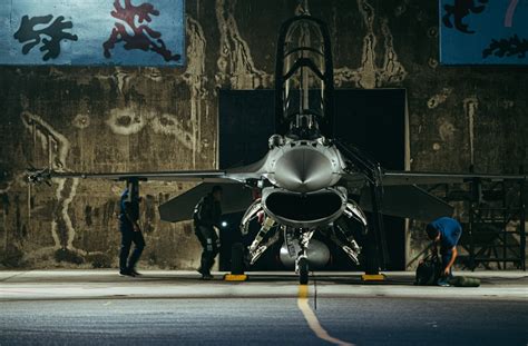 國防部發言人 端節將屆，國防部副部長鄭德美上將今日前往軍備局中部地區工程營產處視導暨慰問，瞭解單位近期工作概況與官兵生活情形，並代表馮部長