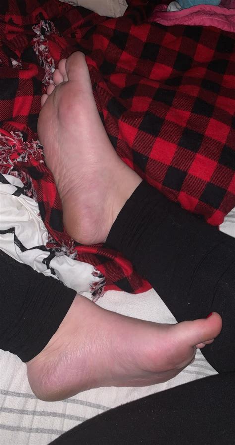 Rub My Feet 🥺👉🏼👈🏼 Scrolller