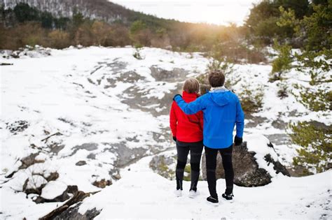 노부부는 겨울 자연 속에서 밖에서 조깅을 하며 휴식을 취하고 있다 후면도 사진 Unsplash의 자연 이미지