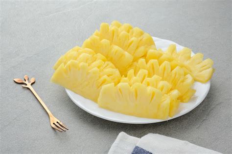 회색 배경에 고립 된 흰색 접시에 신선한 조각 파인애플이 제공됩니다 0명에 대한 스톡 사진 및 기타 이미지 0명 개체 그룹 건강한 생활방식 Istock