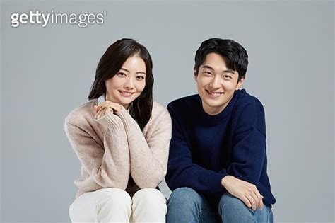 한국인 스웨터 상의 커플 커플 인간관계 로맨스 컨셉 데이트 로맨틱 Jv12108261 게티이미지뱅크