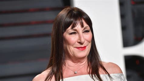 Anjelica Huston Defends Woody Allen Jeffrey Tambor Roman Polanski From Sex Misconduct Claims