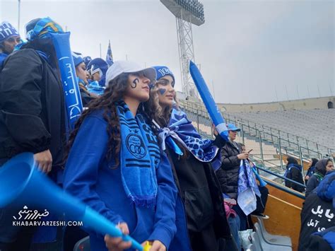 دختران زیبا و جذاب ایرانی روی سکوی آزادی عکس