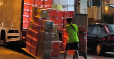 電商平台大貨車「卸貨當路霸」 違停占道交通打結 東森最即時最快速新聞