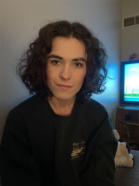 Got makeup done for the first time. Does it look good? : r/femboy
