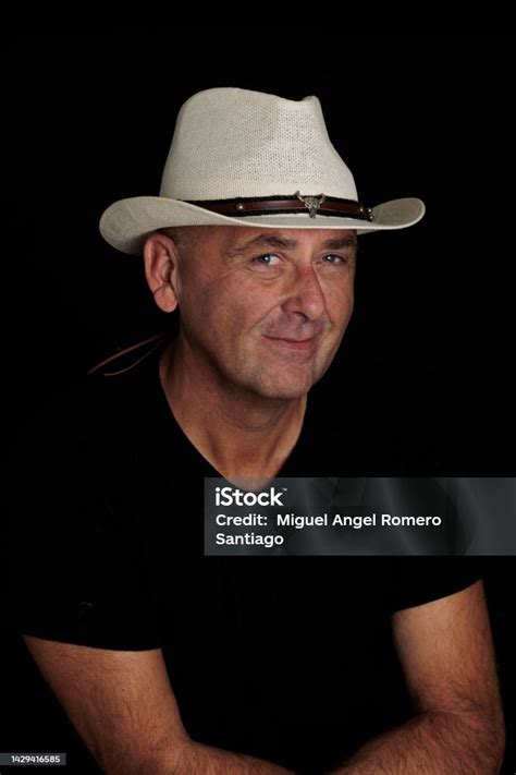 검은 배경에 모자를 쓴 50 세 이상의 사진 남자 50 54세에 대한 스톡 사진 및 기타 이미지 50 54세 가죽 갈색 Istock