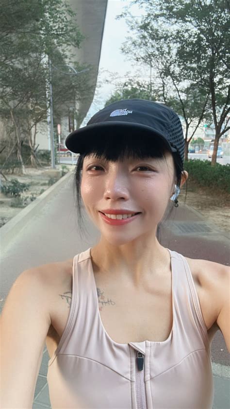 Morning Run 路線：從太原車站到烏日 火車沿線11公里 吃碗豆花 再搭火車回來 很喜歡的路線 原本都是從五權起跑 這次想試看看加長距離 耶～11公里完成 吃到心心念念的阿月豆花 ㄧ切