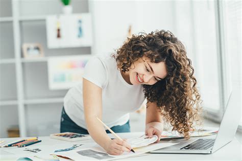 노트북으로 테이블에 그림을 그리는 브러시와 곱슬 여자 곱슬 머리에 대한 스톡 사진 및 기타 이미지 곱슬 머리 교육 구아슈