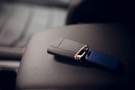 자동차 키를 전달 합니다 자동차 키 카메라 Copyspace 자동차 대리점 살롱 관리자 세일즈 맨 판매 구매 주는 소유자 직업 구매 차량 개념을 들고 자른 근접 촬영 자동차