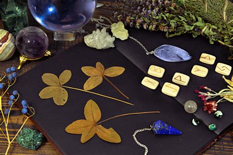 마녀 테이블에 네 잎 클로버 오픈 일기 룬 크리스탈 공과 허브와 정물 생활 건조한에 대한 스톡 사진 및 기타 이미지 건조한 검은색 결정체 Istock