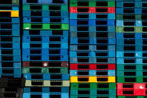 판매 및 임대 사업을위한 플라스틱 배송 팔레트 공장 창고에 쌓인 산업용 플라스틱 팔레트 화물 및 운송 비즈니스 개념 분배 및 납품을 위한 플라스틱 팔레트 더미 화물운반대에