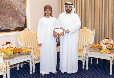 محمد الشرقي يلتقي غريب اليماحي ويهنئه على فوزه بالمركز الأول في تحدي