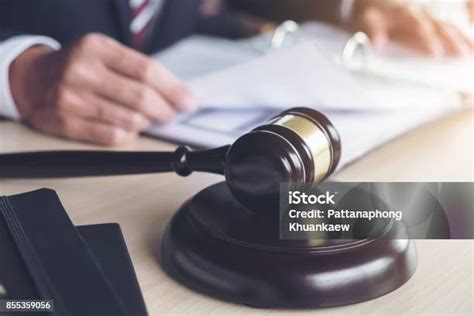 닫기 최대의 망치 정의의 저울을 사용 하는 남성 변호사 책 사무실 법과 정의 개념에서 나무 테이블에 보고 하는 경우 고소에 대한 스톡 사진 및 기타 이미지 Istock