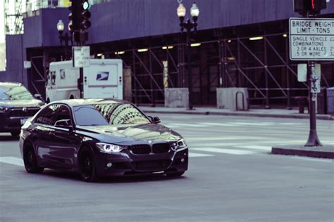 거리의 검은색 스포츠카 사진 Unsplash의 무료 자동차 이미지