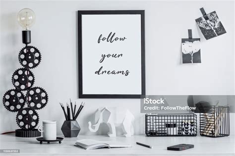 현대적이 고 세련 된 검은 색과 흰색 홈 장식 모의 빈 액자 또는 포스터 책상 개체 사무 용품 코끼리 그림 및 흰색 바탕에 디자인 테이블 램프와 크리에이 티브 책상 가정의