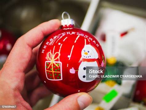 손에 빨간 크리스마스 공입니다 비문과 눈사람 귀여운 새해 선물 빨간 크리스마스 공을 들고 있는 남자 손 개념에 대한 스톡 사진 및 기타 이미지 Istock