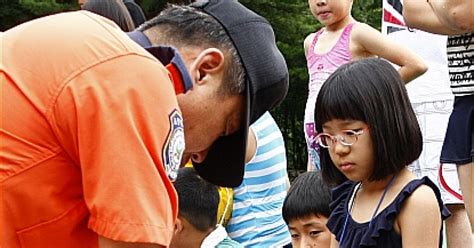 익수자 심폐소생술 체험하는 아이들