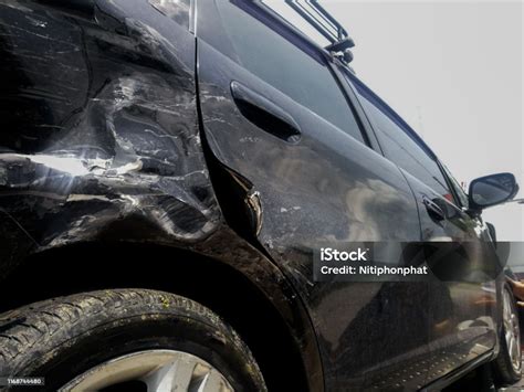 자동차 충돌 사고 후 검은 색 자동차가 손상됩니다 고속도로에서 구조 대기 고속도로의 측면에 깨진 자동차 차에 대한 스톡 사진 및 기타 이미지 Istock