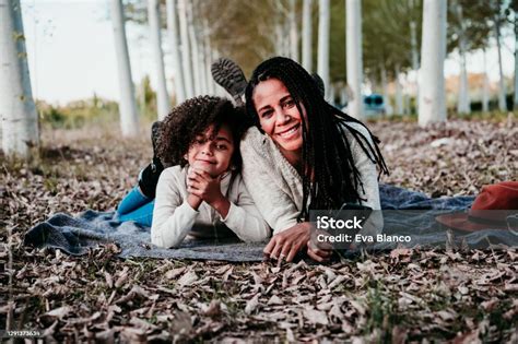 히스패닉 어머니와 아프로 아이 소녀 야외 담요에 누워 가을 시즌 가족 및 사랑 컨셉 땋은 머리에 대한 스톡 사진 및 기타 이미지 땋은 머리 2명 50 54세 Istock