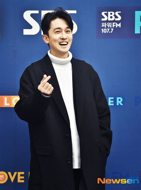 강필석 시선 싹쓸이하는 하트 포즈 [포토엔hd] 뉴스인코리아