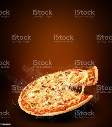 개념 수직 홍보 전단지와 포스터 맛 해산물 피자와 슬라이스 프로 모션 텍스트에 대 한 모 짜 렐 라 치즈와 복사 공간 레스토랑 피자 메뉴에 대 한 피자에 대한 스톡 사진 및