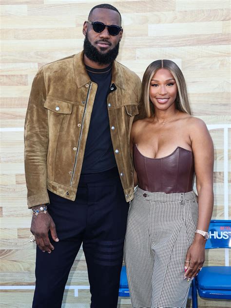 Lebron James Wife Savannah James And Daughter Pose In Sweet Photo