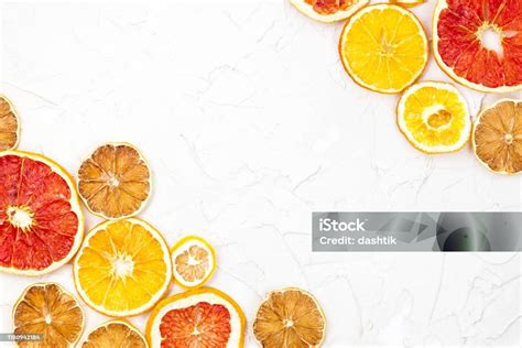 흰색 배경에 다양한 감귤류의 말린 조각의 테두리 카피스페이스가 있는 오렌지 레몬 그레이프후르츠 감귤류 과일에 대한 스톡 사진 및 기타 이미지 Istock