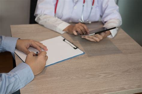 환자 의료 사무실에서 완전 한 조사입니다 병원에서 건강 보험 양식을 남자 작성 건강관리와 의술에 대한 스톡 사진 및 기타 이미지 건강관리와 의술 계약서 권위 Istock