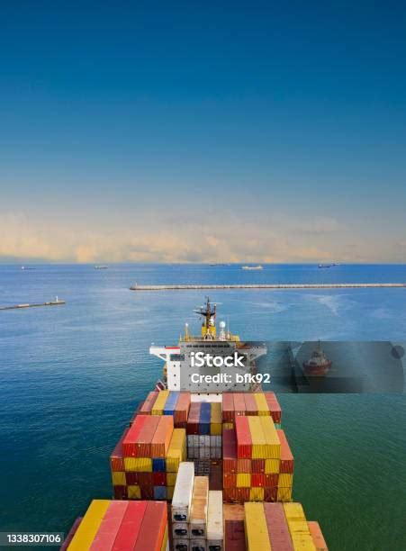 수입 및 수출 사업 물류용 컨테이너 컨테이너 상자를 운반하는 컨테이너 화물선의 항공 보기 컨테이너선에 대한 스톡 사진 및 기타 이미지 컨테이너선 선수 바다 Istock