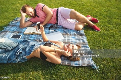 담요에 누워 사랑에 커플과 컴퓨터 및 태블릿 평면도 개념 발렌타인의 날 근처 휴가 키스 2명에 대한 스톡 사진 및 기타 이미지 2명 가족 건강한 생활방식 Istock