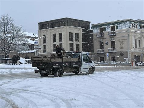 თელავის ცენტრალურ და შიდა საუბნო გზებზე ტექნიკური მარილის დაყრის სამუშაოები მიმდინარეობს Knews Ge