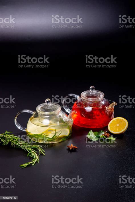 다양한 종류의 잎에서 검은 색과 녹차가있는 주전자 감귤류 과일과 함께 차 마십니다 컨셉은 다도입니다 0명에 대한 스톡 사진 및 기타 이미지 Istock