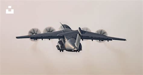 흑인과 백인 제트 비행기 사진 Unsplash의 무료 스티노케르질 이미지