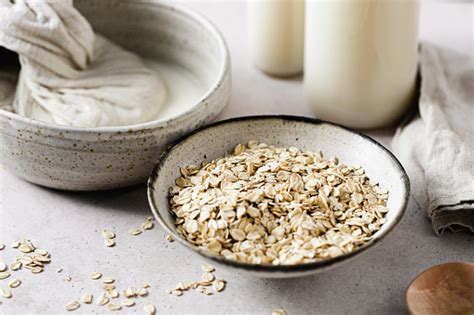 부엌에서 스트레인 천과 귀리 플레이크로 귀리 우유 준비 0명에 대한 스톡 사진 및 기타 이미지 0명 가정 주방 가정의 방 Istock