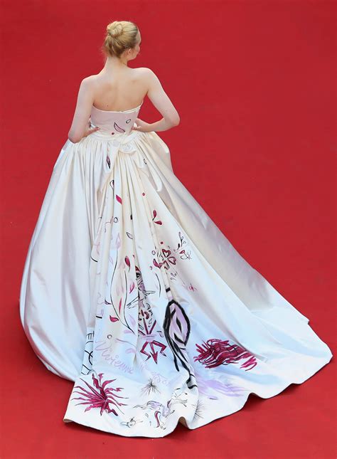 Look Do Dia Elle Fanning Usa Vestido Com Estampa De Unicórnio Capricho