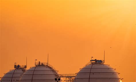 산업용 가스 저장 탱크 Lng 또는 액화 천연 가스 저장 탱크 석유 정제소의 구형 가스 탱크 지상 저장 탱크 천연가스 저장 산업 및 글로벌 시장 소비 0명에 대한 스톡 사진