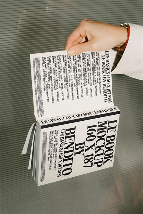 Lb25 W10 Le Book 02 Mockup Bendito Mockup