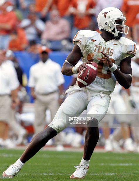 Quarterback Vince Young Of The Texas Longhorns Throws A Touchdown News Photo Getty Images
