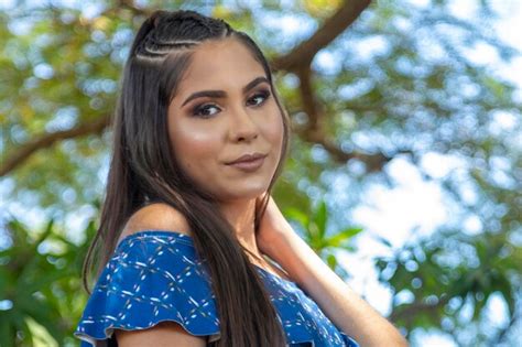 Hermosa Chica Morena Posando En Fotos En La Naturaleza Foto Premium