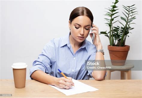 사무실에서 테이블에 앉아있는 동안 메모를 적어 미소 짓는 아름다운 여성의 이미지 25 29세에 대한 스톡 사진 및 기타 이미지 25 29세 경영자 러시아 Istock