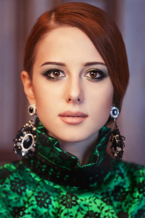 Frauen Mit Ohrringen Stockfoto Bild Von Attraktiv Erwachsener 39486206