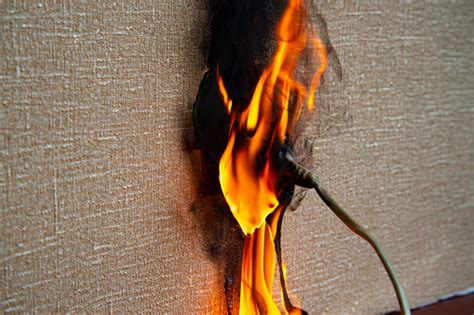 전기 배선 및 전기 콘센트의 화재 전기 배선이 잘못되면 화재가 발생합니다 0명에 대한 스톡 사진 및 기타 이미지 0명 깨짐 문제 Istock